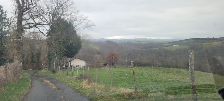 Mat Forézien Isolé En Pleine Nature - Saint-Galmier