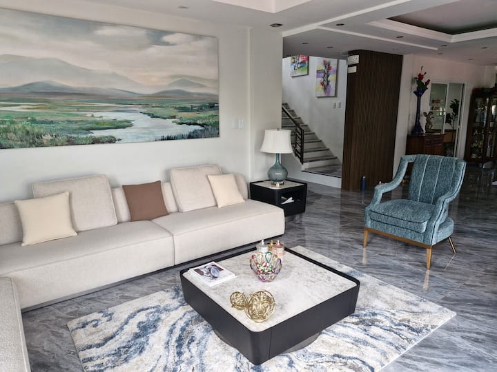 Casa Benecio | Modern Luxury Staycation Home - Tagaytay