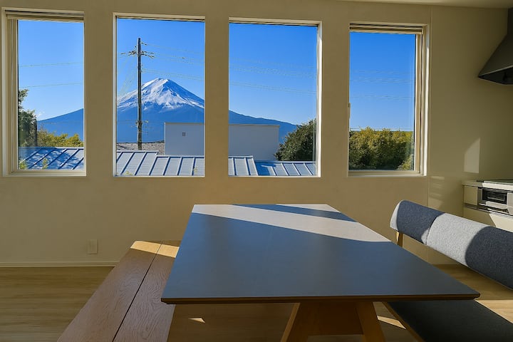 富士山と花火を満喫できる高台の絶景新築宿。大きな窓とテラスで開放的な滞在を。 - 河口湖