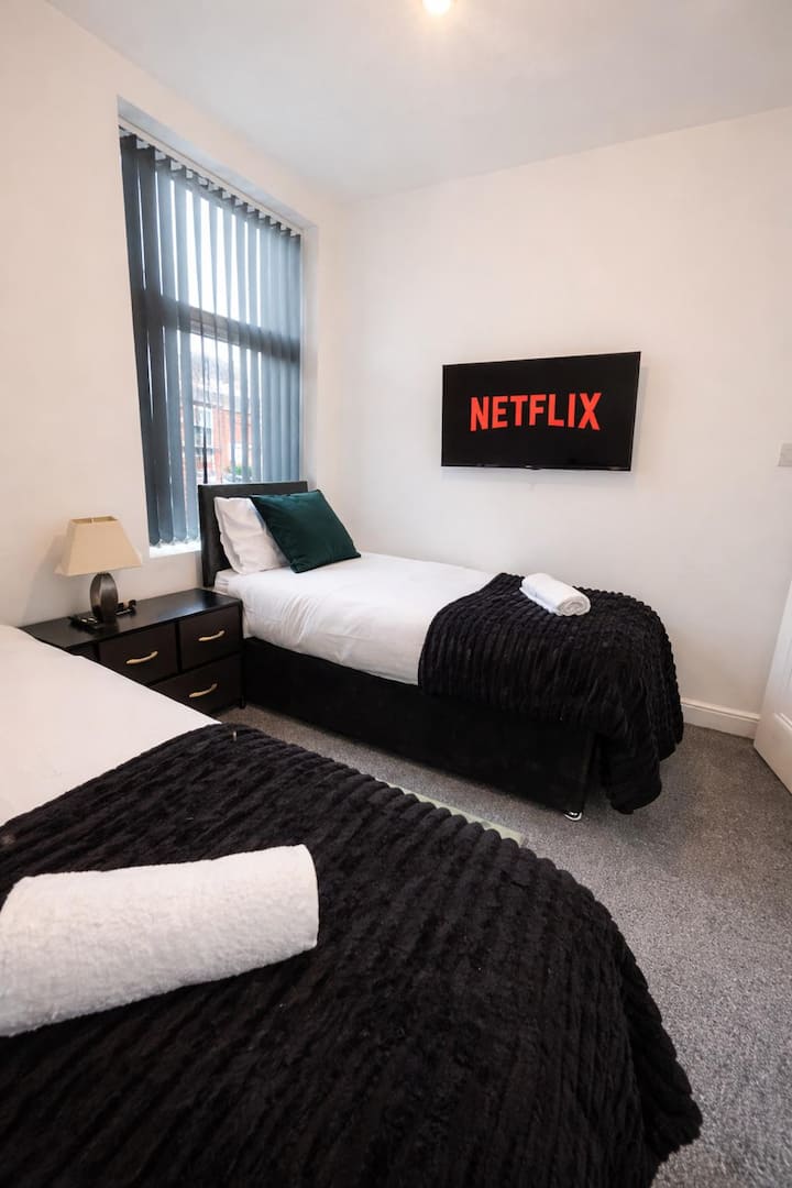 Cozy 4br House Sleeps 9 | Work Crews - Leeds