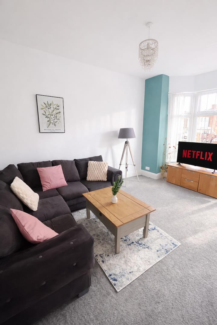 4 Br Home | 8 Beds | Sleeps 9 | Long Stays Welcome - Wakefield, UK