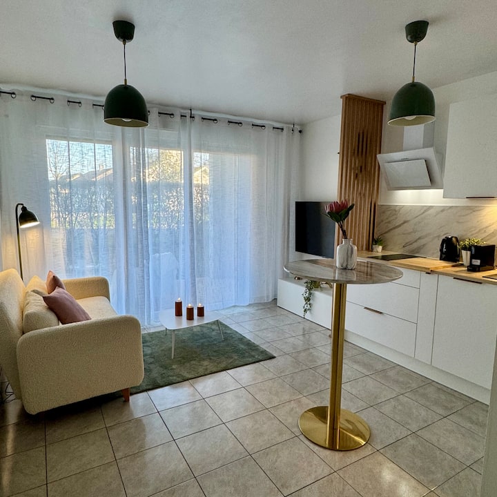 Le Clos D’émeraude | Tram T3 à 2 Min • Garage - Meyzieu