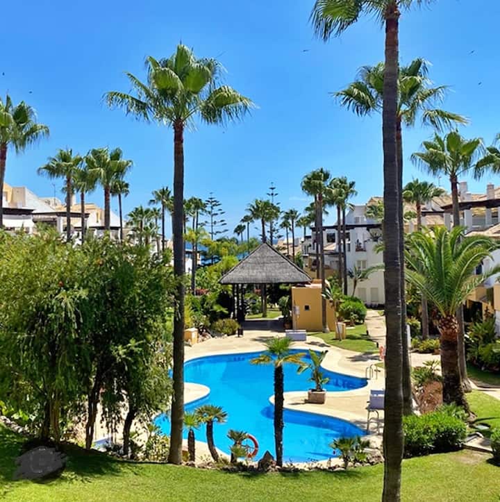 Beachfront 2 Bd Apartment & Private Garden - Marbella