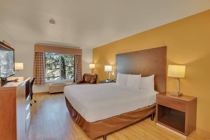 Six Flags 1 King Bed W/breakfast & Pool - Benicia, CA