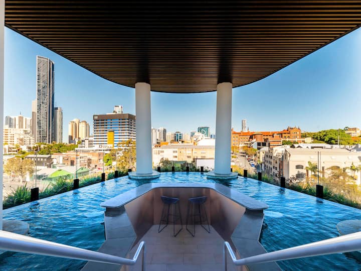 Panoramic Skyline Views + Infinity Pool+1 Car Park - Spring Hill