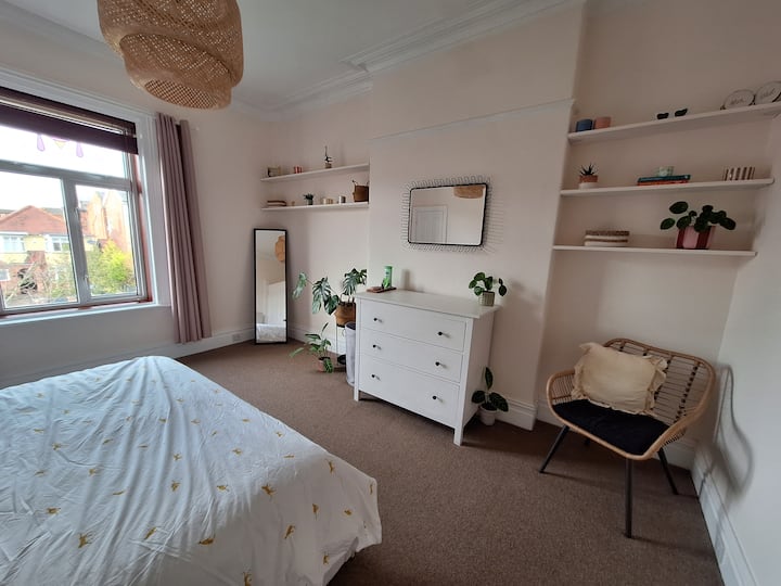 En-suite Super King Near Golf & Restaurants - Southport