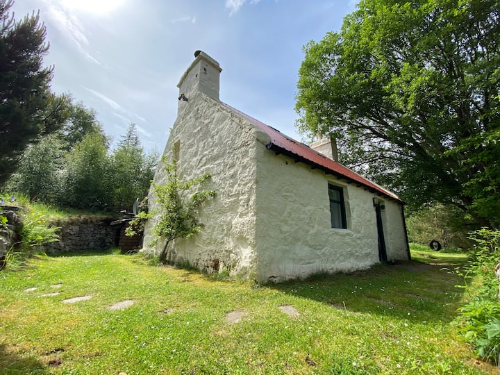 Cosy Highland Retreat With Hot Tub & Garden - Newtonmore