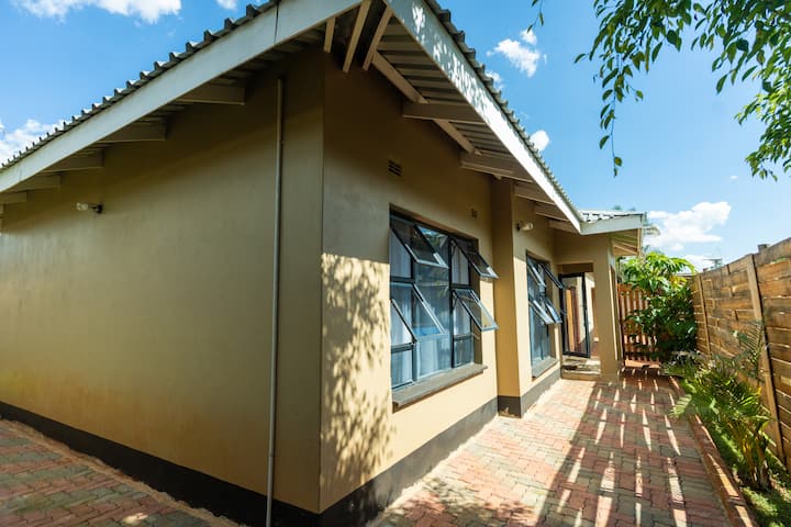Mosely Lodge. Modern 2 Bedroom Cottage With Garden - Harare