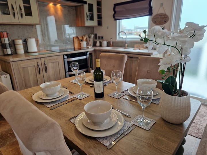 Well Presented Holiday Home With Beach Access - Mudeford