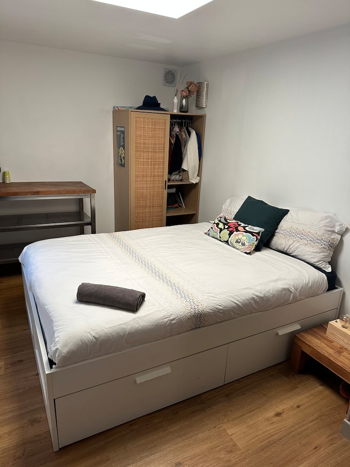 Studio Avec Terrasse Et Parking, 1 Minute Du Métro - Saint-Ouen