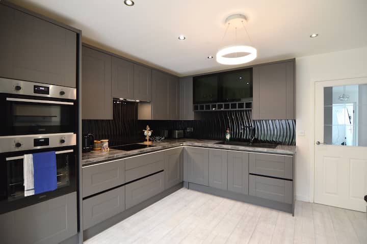 Spacious 3 Bed Detached Home With Private Driveway - Leicester