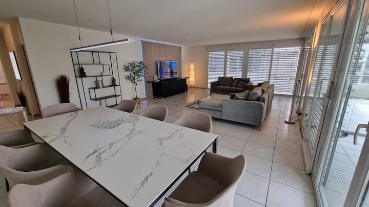 Calme Et Transports Publics Au Pied De L'immeuble - Bienne