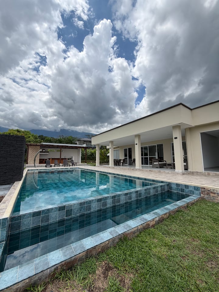 Amazing House With Swimming Pool - Restrepo