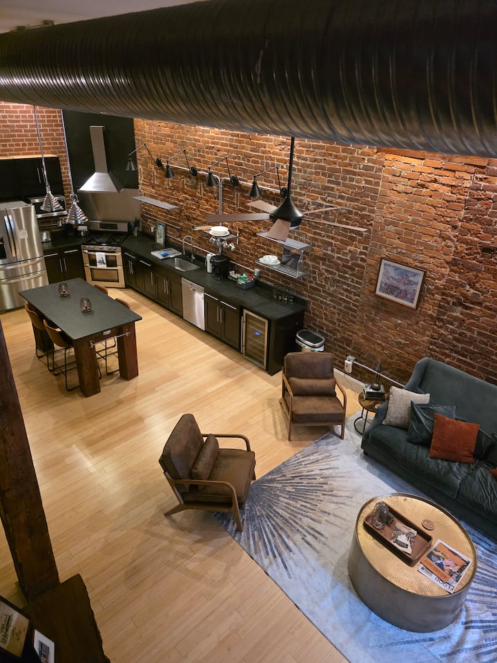 Spacious 3 Level Condo, The Rail House! Game Room! - Roanoke, VA