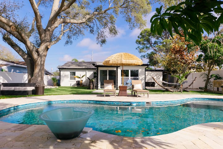 St. Petersburg Coastal Pool House - Treasure Island, FL