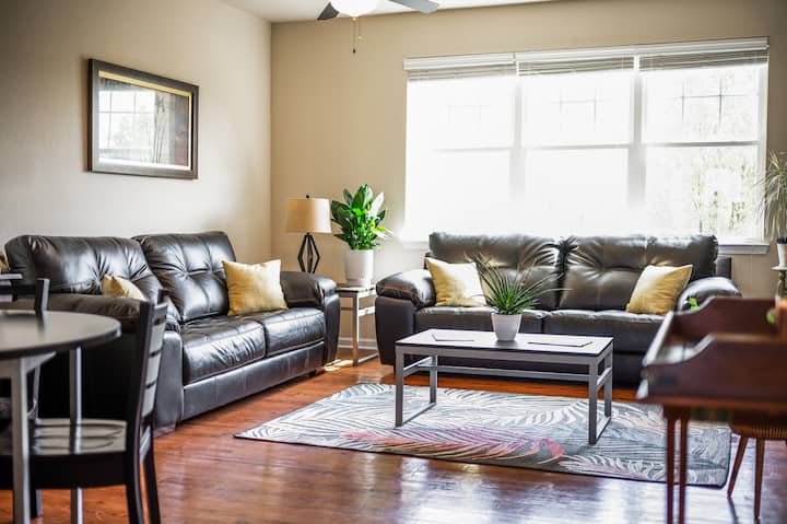 One Block To Liberty U | 4br | Furnished + Wi-fi - リンチバーグ, VA