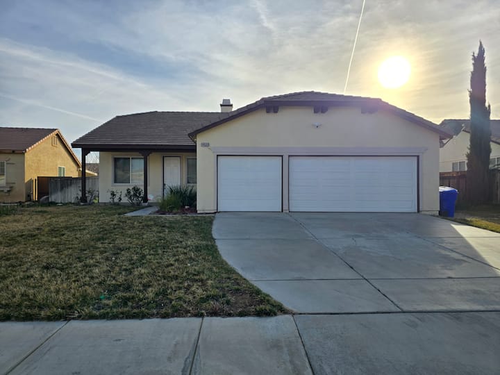Irwindale Retreat | Spacious, Quiet & Private 5br - Victorville, CA
