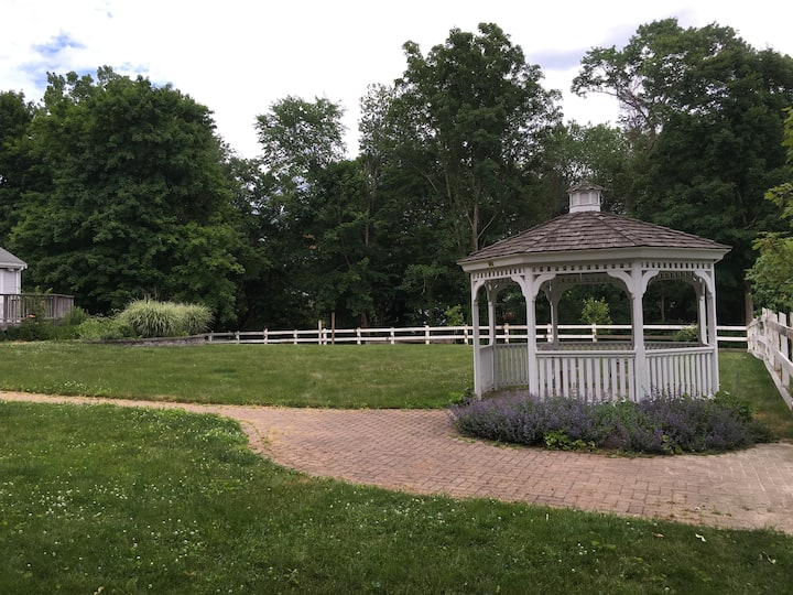 Hike & Stay | 3 Br W/ Fenced Yard - Glastonbury, CT