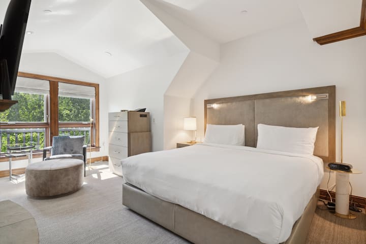 1 Bedroom Suite, Aspen Core, Almost Ski/in/out! - Aspen, CO