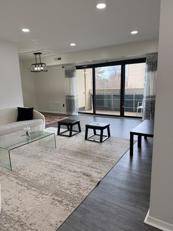Spacious And Bright One Bedroom Apartment - Falls Church, VA