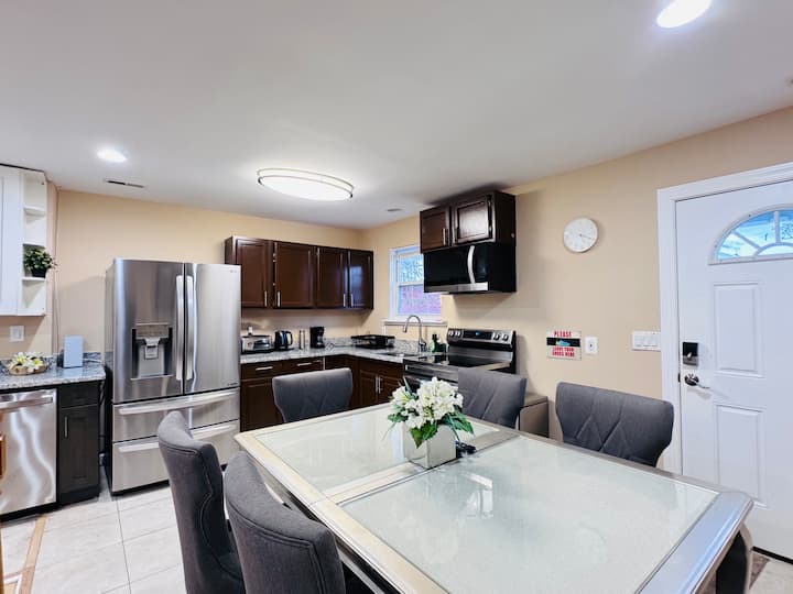 Spacious Bright 4br Up Level Apt | Groups Families - Rockville, MD