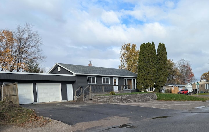 One West | Executive 3br Retreat - Elliot Lake