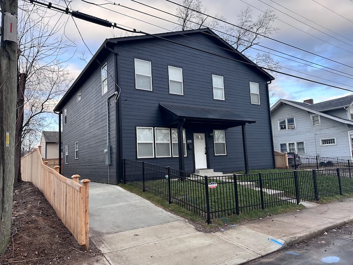 Nest At Charles Street (New Luxury 5 Bedroom Home) - インディアナポリス, IN