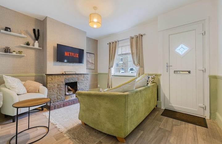 Cosy Home With Cinema Room, Parking & Netflix - Chatham