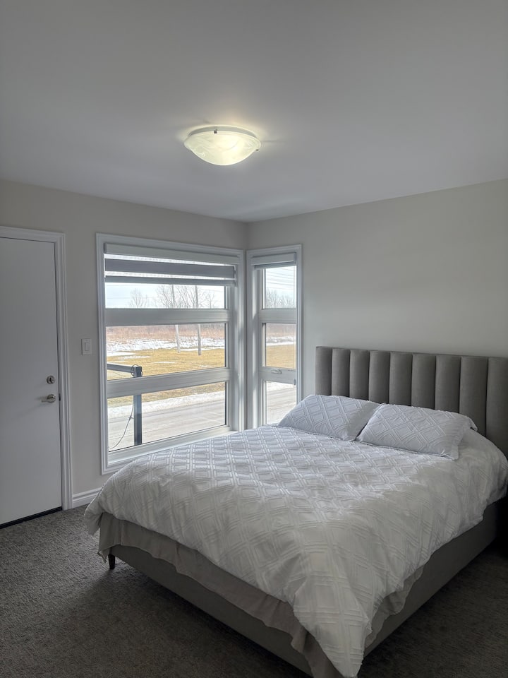 Queen Bed W/ Private Balcony & Bathroom - Welland