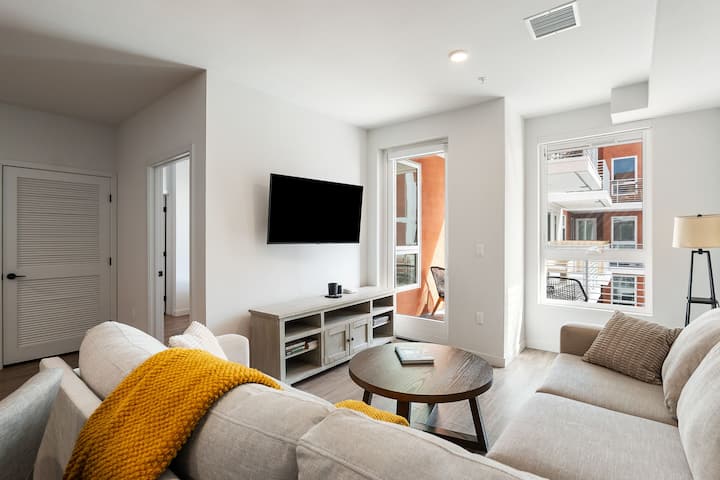 Bright 1br With Pool View & Prime Location. - Santa Monica, CA