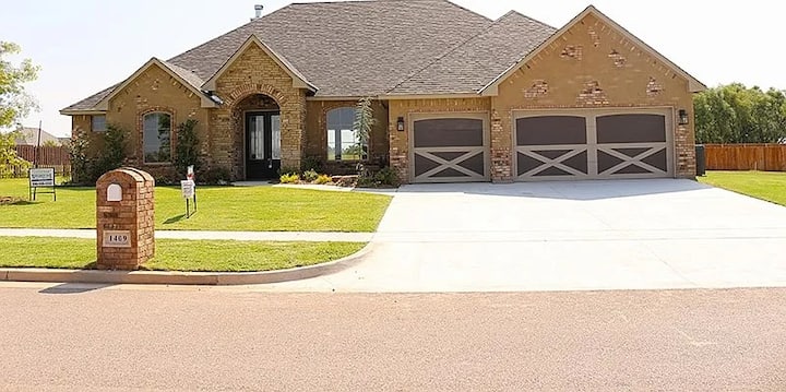 Spacious 3br Home | Sleeps 4+ | Near Fort Sill - ロートン, OK