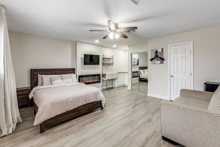 Modern Suite Near Randolph Afb W/ Kitchenette - Universal City, TX