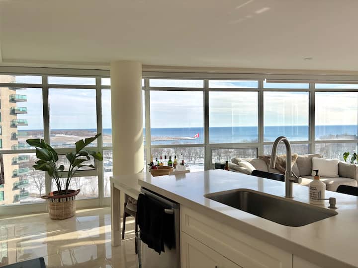 Panoramic Lakeview Waterfront Condo, Free Parking - Toronto