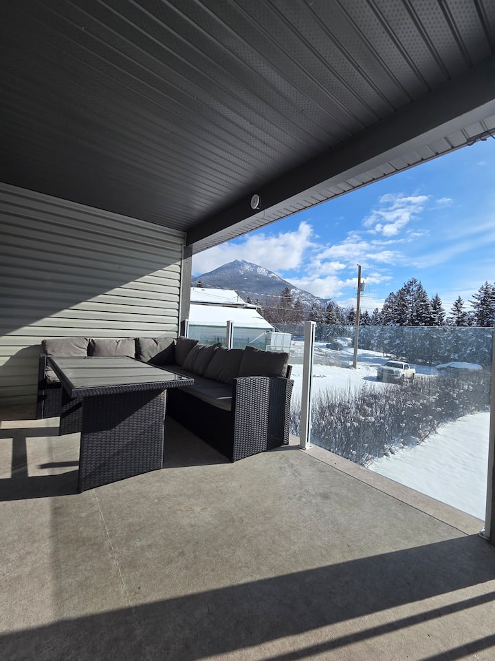 Spacious And Bright Four Bedroom Walkout - Invermere