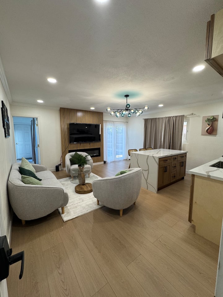 Lux House W Pool | 2brs | Walk To Disney - Anaheim, CA
