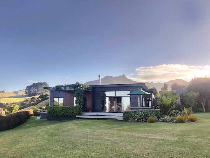 Raglan Surfers Escape - Close To Manu Bay - Raglan