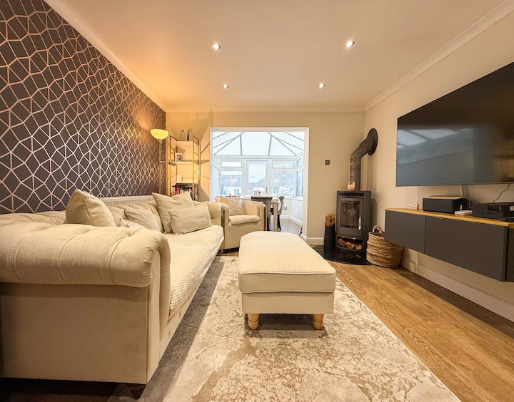 Contemporary 2br Home - Fireplace & Train Access - Staffordshire