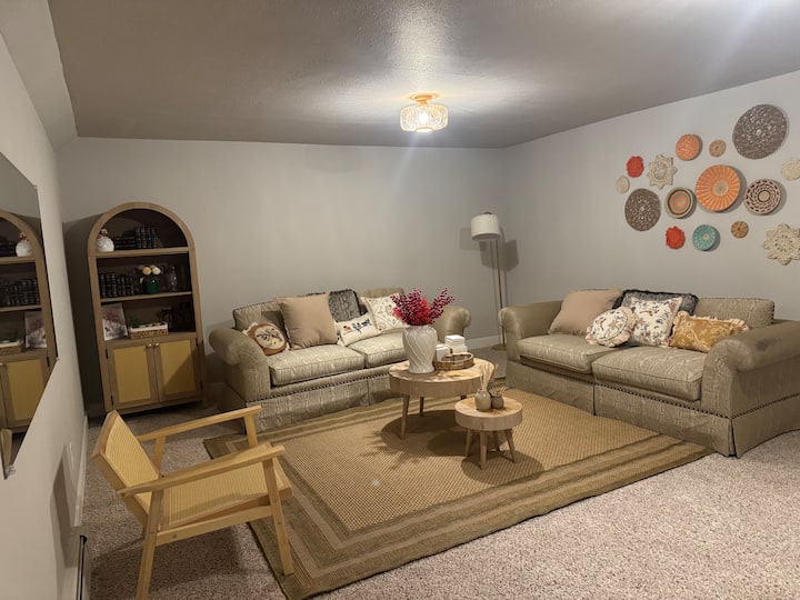 Private Entire The Basement Suite 1400sqf - Renton, WA