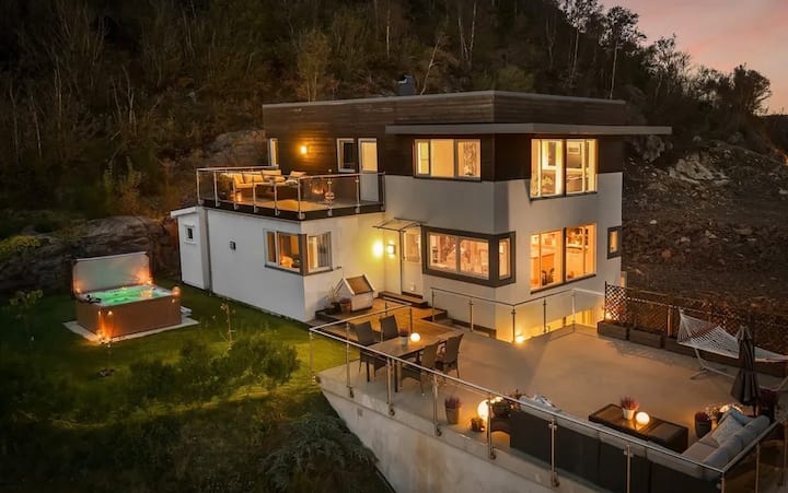 Hus Med Utsikt Til Sjø å Som Grenser Mot Turstier - Greenland