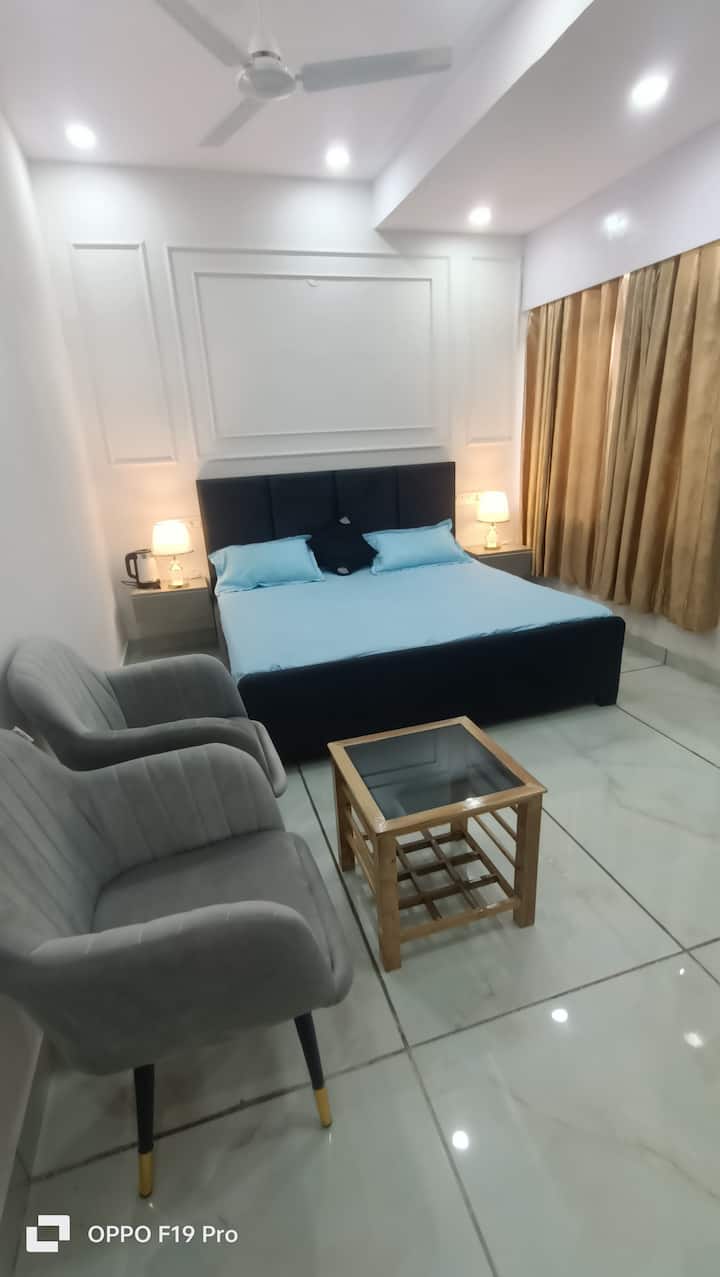 Modern 7-bedroom Stay Perfect For Group Trips. - Chandigarh