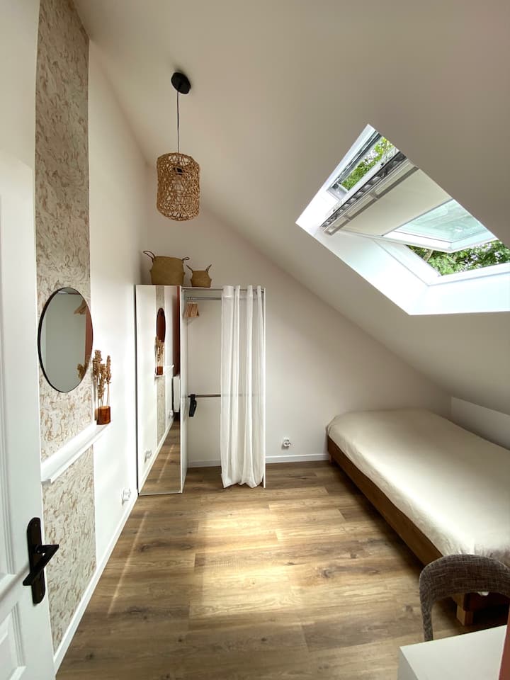 Chambre Mansardée Cosy Avec Poutres Apparentes - Nantes