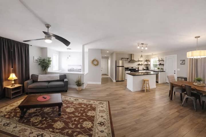 Country Lake Home - Cortland, OH