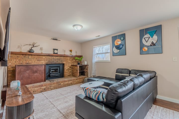 Modern 5br Retreat, Home Theater And Pets Welcome - Colorado Springs, CO