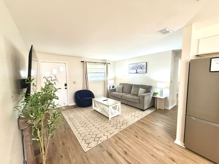 Charming Willow Cottage - Zephyrhills, FL