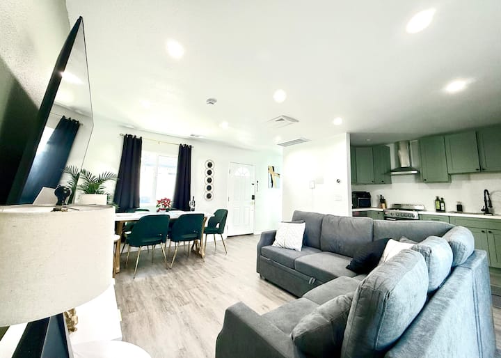 2br King Bed | Parking | Near Universal | Pets Ok - San Fernando, CA