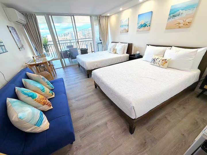 30th Floor Ocean & Golf Retreat - Kāhala Beach, HI