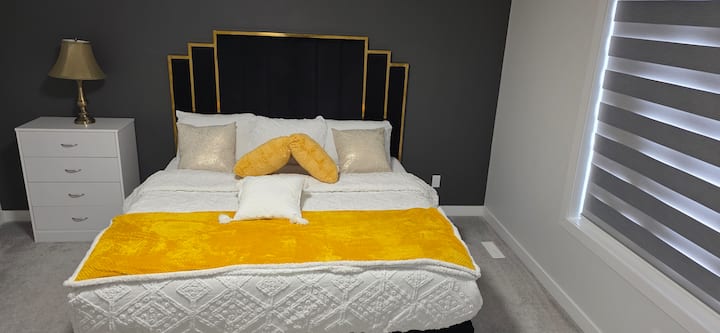 Spacious And Calm 4 Bedroom Haven - Canada