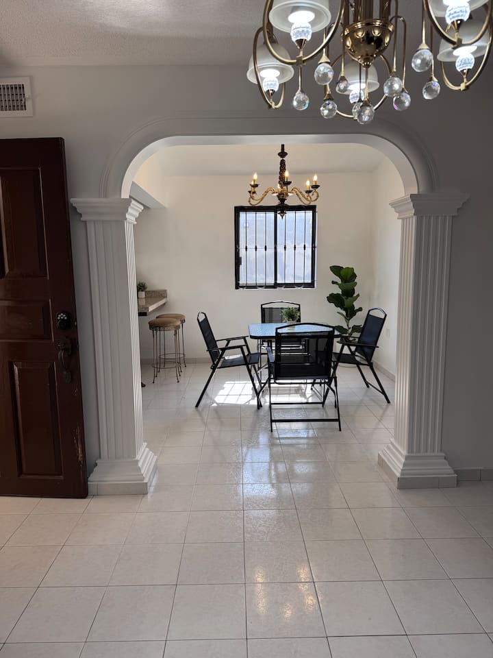 Casa Amplia Con A/c, Cochera Y Asador. - Los Mochis