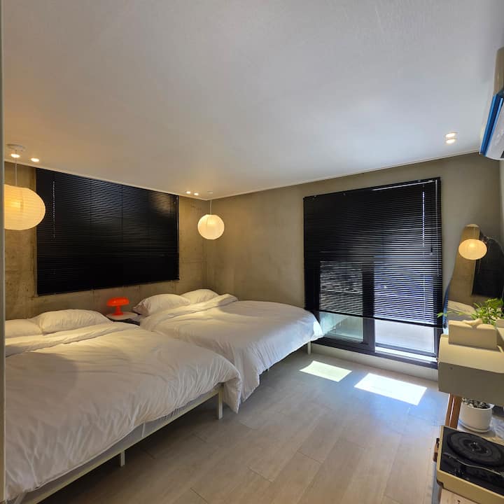 [New]오픈특가/호텔침구/침대3 개/ 최대6명/엘레베이터/ 아기의자/주차완비/전용테라스 - Gwangju