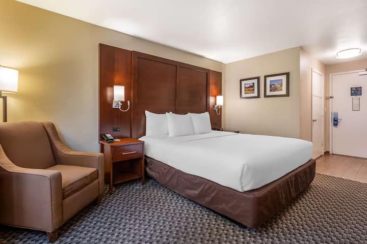 Napa Valley King Studio W/breakfast, Pool &Gym - Fairfield, CA